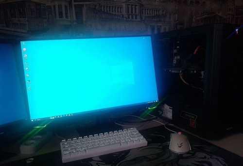 Игровой компьютер с монитором и гарнитурой