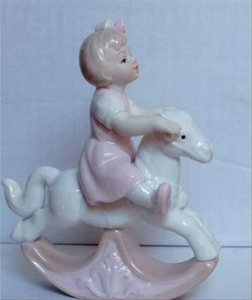Фарфоровые статуэтки девочка на лошадке