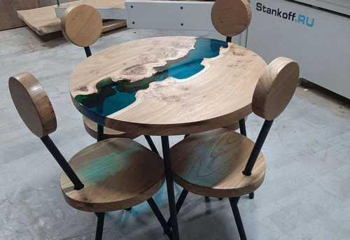 Обеденный стол и стулья из дерева и смолы