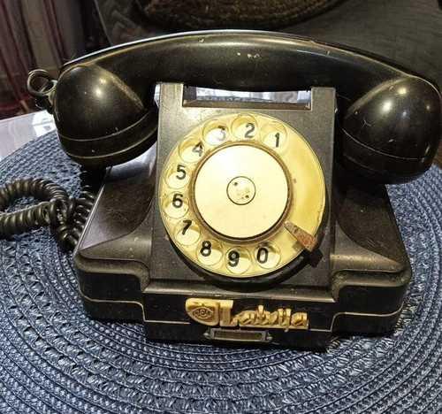 Старинный ретро телефон