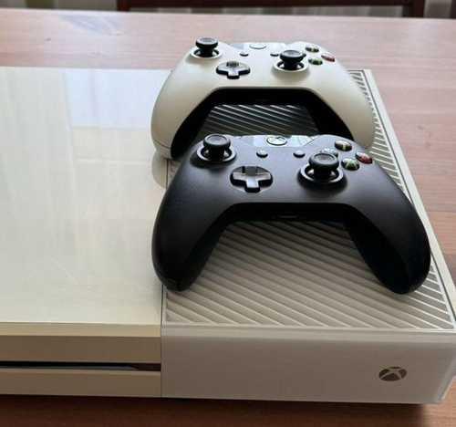 Xbox one белый 500 гб   2 геймпада