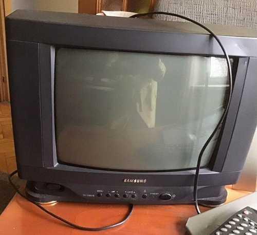 Телевизор с металлическим креплением, пульт
