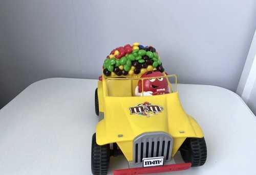 Желтая машинка m&ms внедорожник игрушка