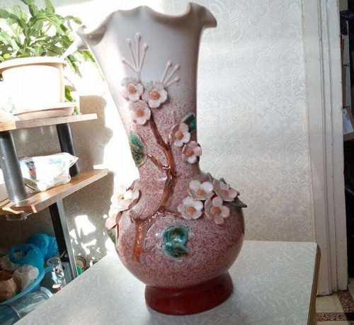 Глиняная ваза с лепниной