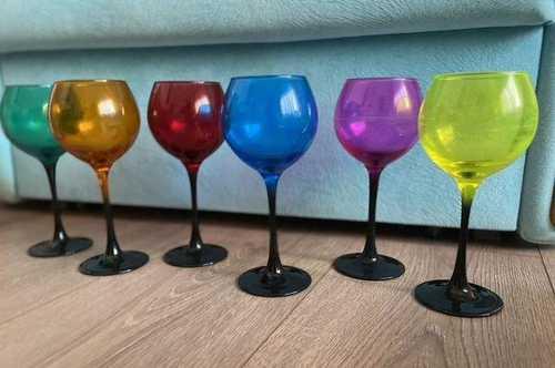 Набор разноцветных бокалов