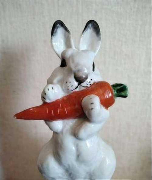 Статуэтки «Заяц с морковкой» "Хозяйка медной "