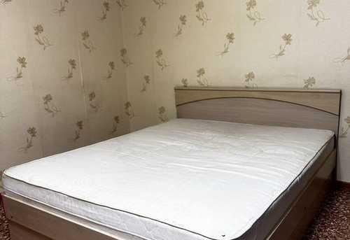 Кровать двухспальная бу с матрасом и комодом