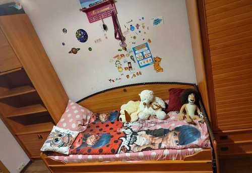 Спальный гарнитур детский (шкафы, кровать, стол)