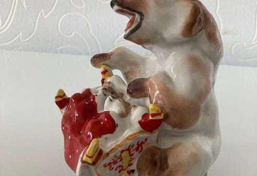 Фарфоровая статуэтка Медведица с колыбелью лфз