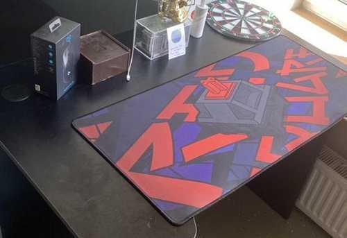 Игровой компьютерный стол с ковриком