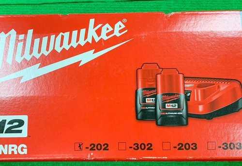 2 аккумулятора Milwaukee M12 2Ач + зарядное m12nrg