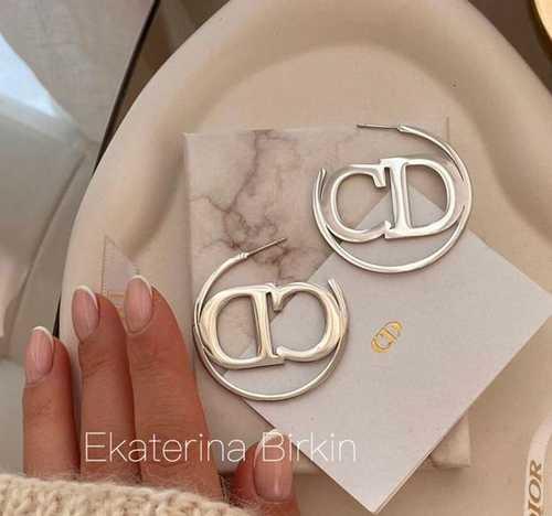 Серьги кольца cd dior цвет серебро сталь