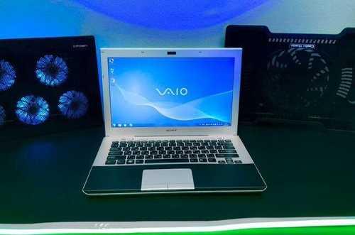 Компактный ноутбук Sony Vaio i3+Radeon