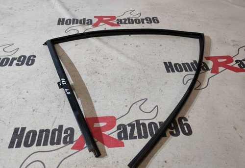 Уплотнитель стекла задний правый Honda Civic 4D