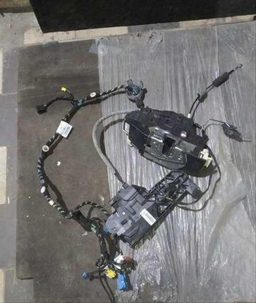 Замок двери правый передний Mercedes W221