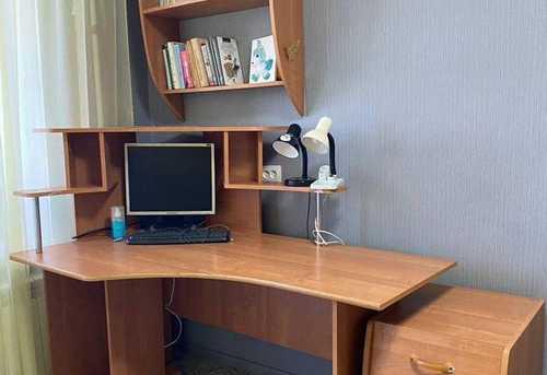 Компьютерный стол с полкой и подкатной тумбочкой