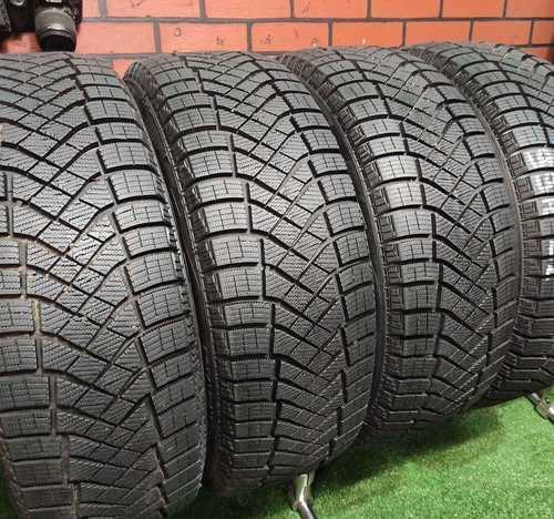 Pirelli Ice Zero FR 215/55 R18 99H