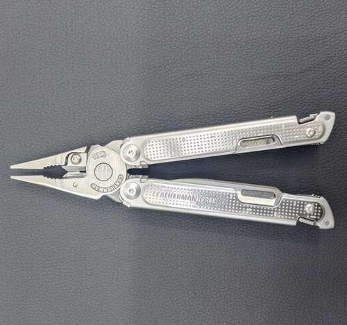 Мультитул leatherman free p4