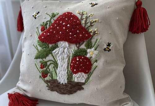 Подушка декоративная ковровая вышивка "Мухомор"