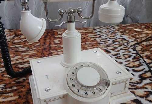 Старый белый телефон СССР