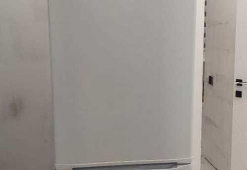 Холодильник с огромной морозилкой