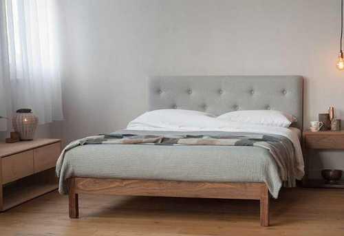 Кровать из массива дерева с мягким изголовьем