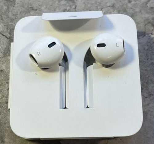 Наушники AirPods