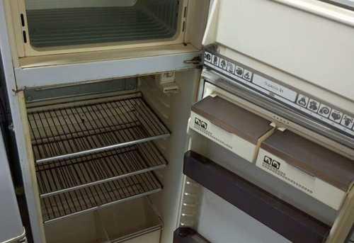 Старый двухкамерный холодильник