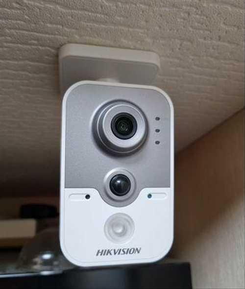 IP камера Hikvision DS-2CD2442FWD-IW