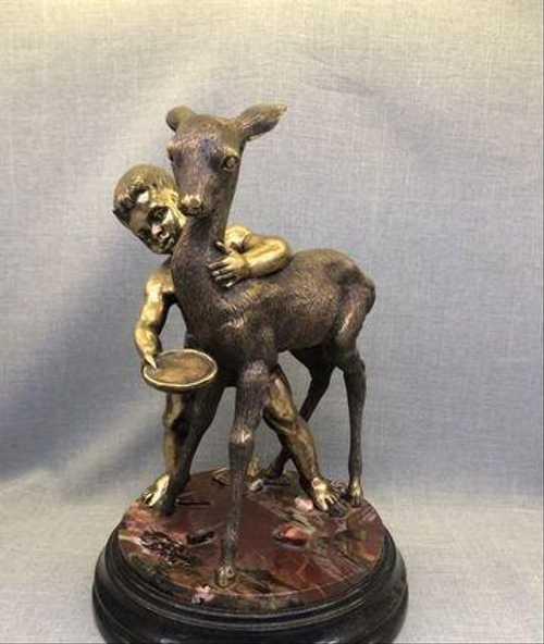 Бронзовая статуэтка Мальчик кормит оленя