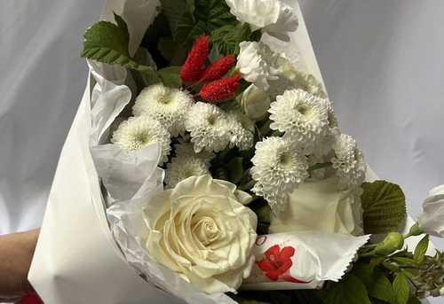 Белые розы,кустовые хризантемы,букет