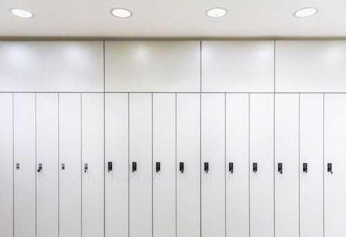 Белые односекционные шкафчики для раздевалки
