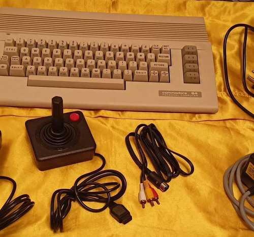 Компьютер Commodore 64 (внешне 64С, с аксессуарами