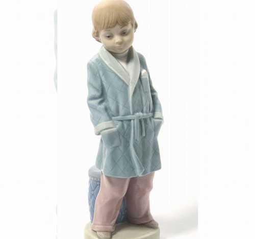 Фарфоровая фигура "Мальчик в халате". Lladro