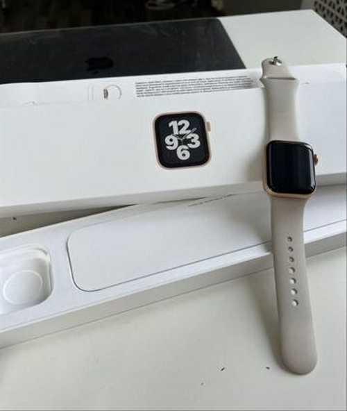 Часы apple watch se 40 mm gold