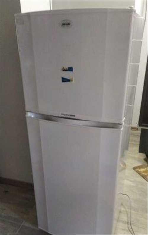Небольшой двухкамерный холодильник Samsung