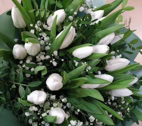 Свежие белые тюльпаны с гипсофилой