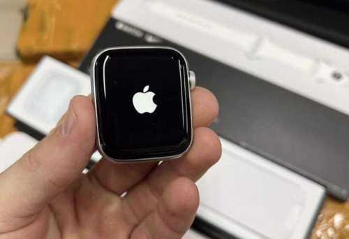 Apple Watch 8 с яблоком