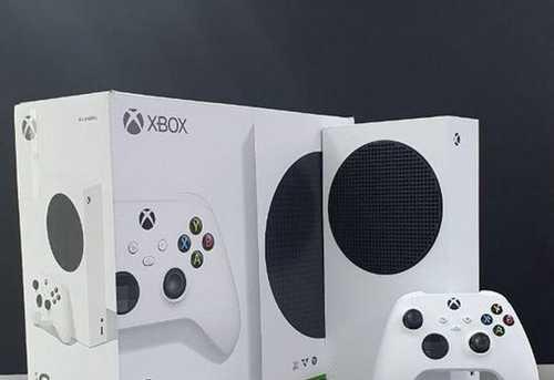 Белоснежная игровая приставка Xbox Series S