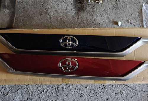 Накладка двери багажника Toyota rav4 50