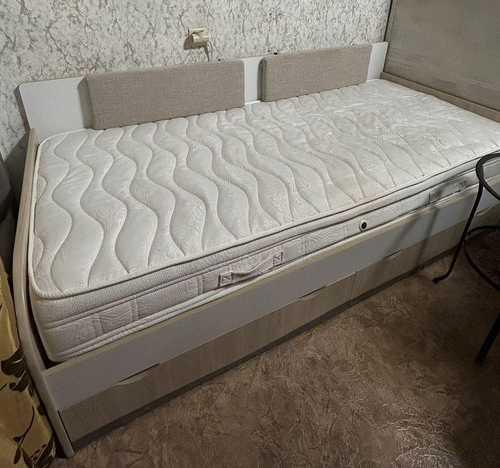 Кровать с матрасом