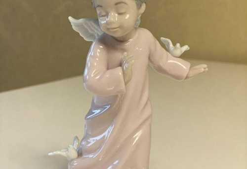 Фарфоровая статуэтка Ангел