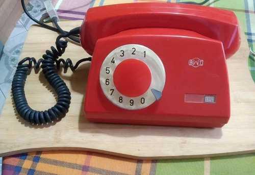 Старый стационарный дисковый телефон