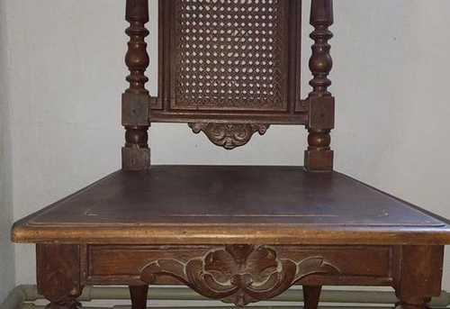 Старинный антикварный стул