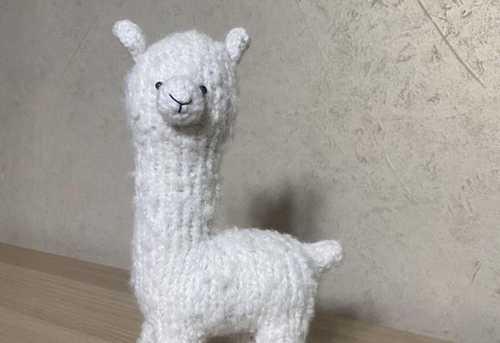 Ручная лама вязанная игрушка