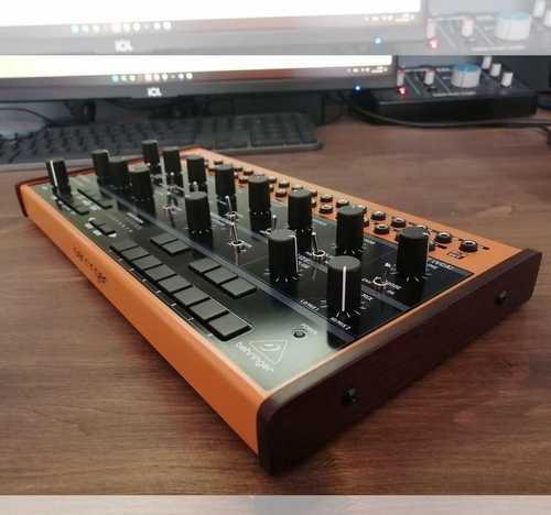 Полумодульный синтезатор Behringer Crave