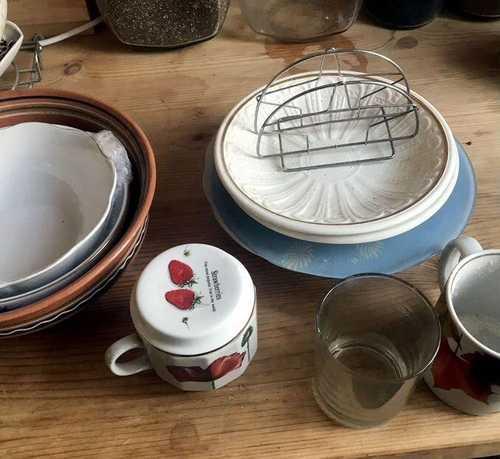 Столовая посуда - тарелки, кружки, вилки и стаканы
