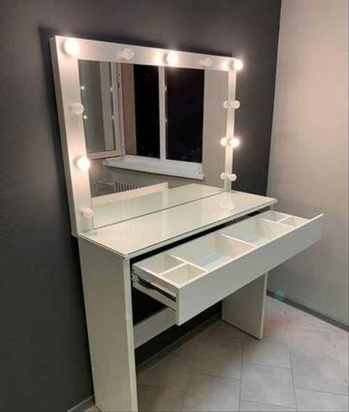 Гримёрный стол и гримёрное зеркало с подсветкой