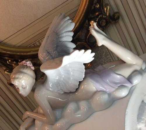 Ангел. Фарфоровая статуэка