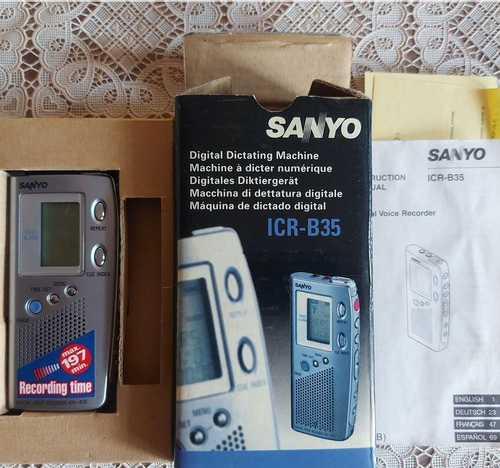 Цифровой диктофон Sanyo ICR-B35 маленький